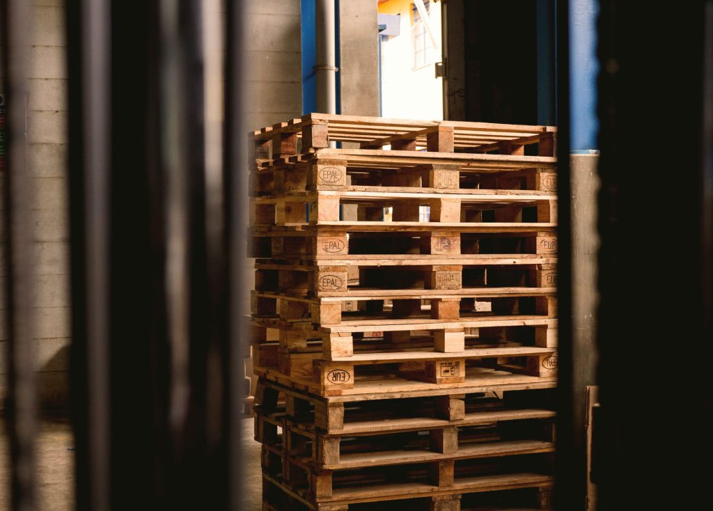 El papel de los pallets en la cadena de suministro: Cómo mejorar la ...